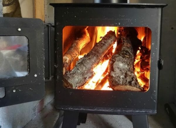 Mini Holzofen im Wohnmobil (2025): Kauf- und Einbautipps!